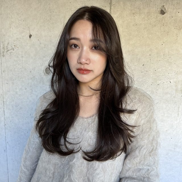 【2024最新】黒髪・暗髪ロングの魅力を引き出す「22の髪型」 美的com