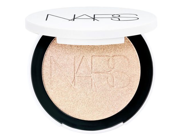 2025年下半期ベスコス受賞！NARSのルミナイジングパウダーがプロに選ばれる「納得！」の理由を徹底究明 | 美的.com